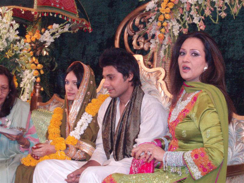 Bushra Ansari daughter : Meera Ansari Mehndi pics