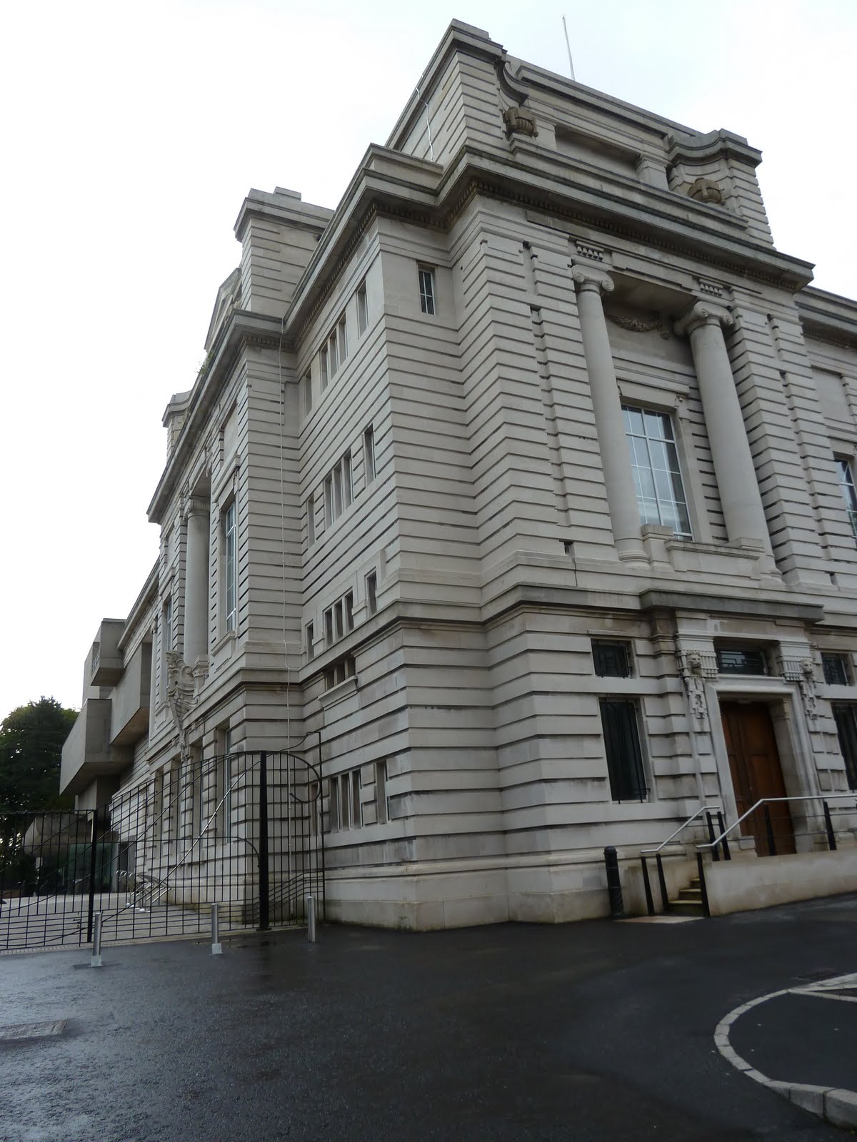 Travels with Shep: 4/4 Belfast: The Queen's University & The Ulster Museum