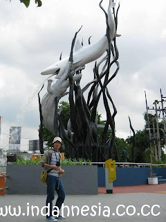 Indahnya Indonesia: Di Depan Patung Sura Dan Baya