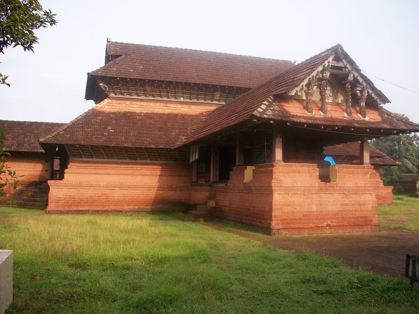 THRIKKAIKUNNU MAHADEVA TEMPLE: Sri Thrikkaikunnu Siva Temple Kuthuparamba
