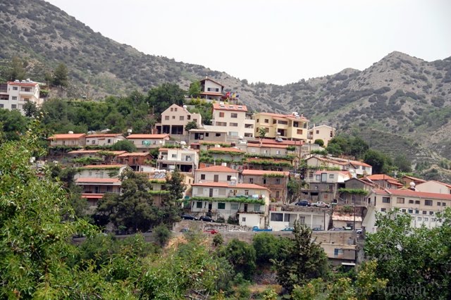 Happy Sunshine: Agros - The Rose Village