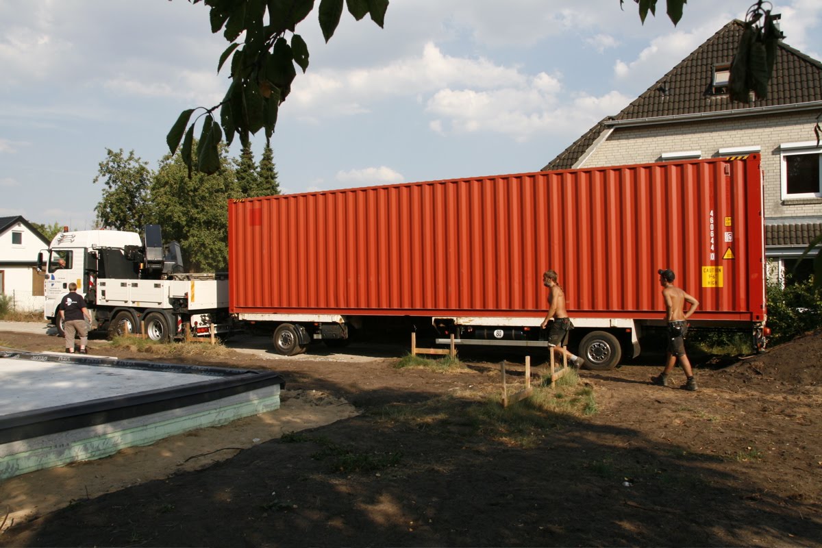 Passive House Hamburg: C-Day: delivery the shipping containers