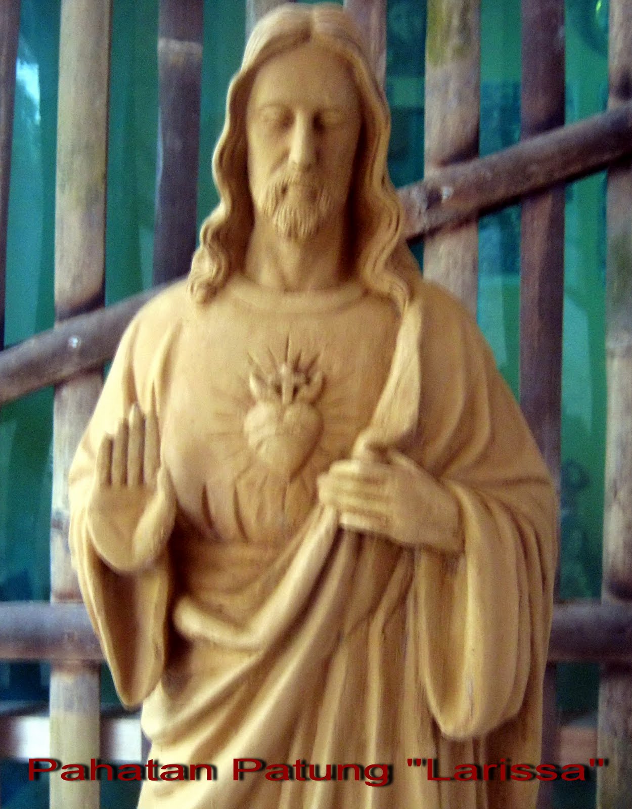 Pahatan Patung "Larissa": Patung Yesus dari Kayu