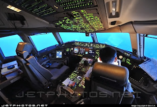 Aviation fleet: Boeing 777 Flight Deck