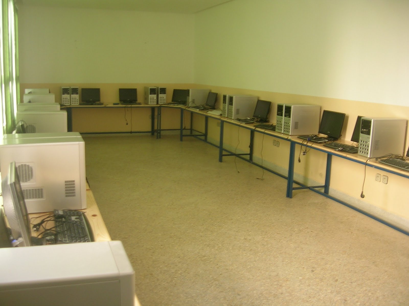 Centro Baraka: Reformada la sala de informatica