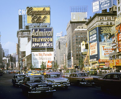 PARIS 2e: Times Square Time Machine