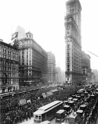 PARIS 2e: Times Square Time Machine