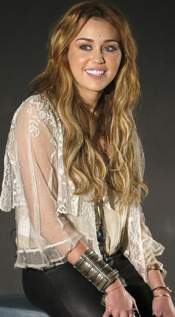 Miley Cyrus Smiling Beauty Picture Gallery : American actress and pop ...