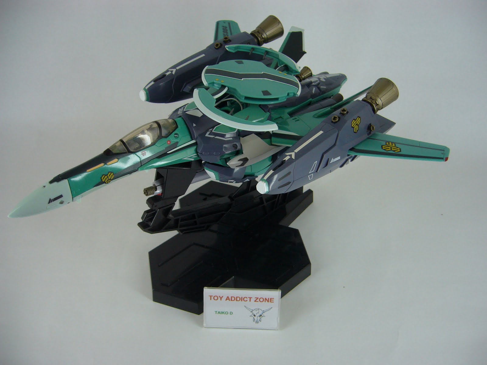 TOY ADDICT ZONE: MACROSS FRONTIER RVF-25 LUCA