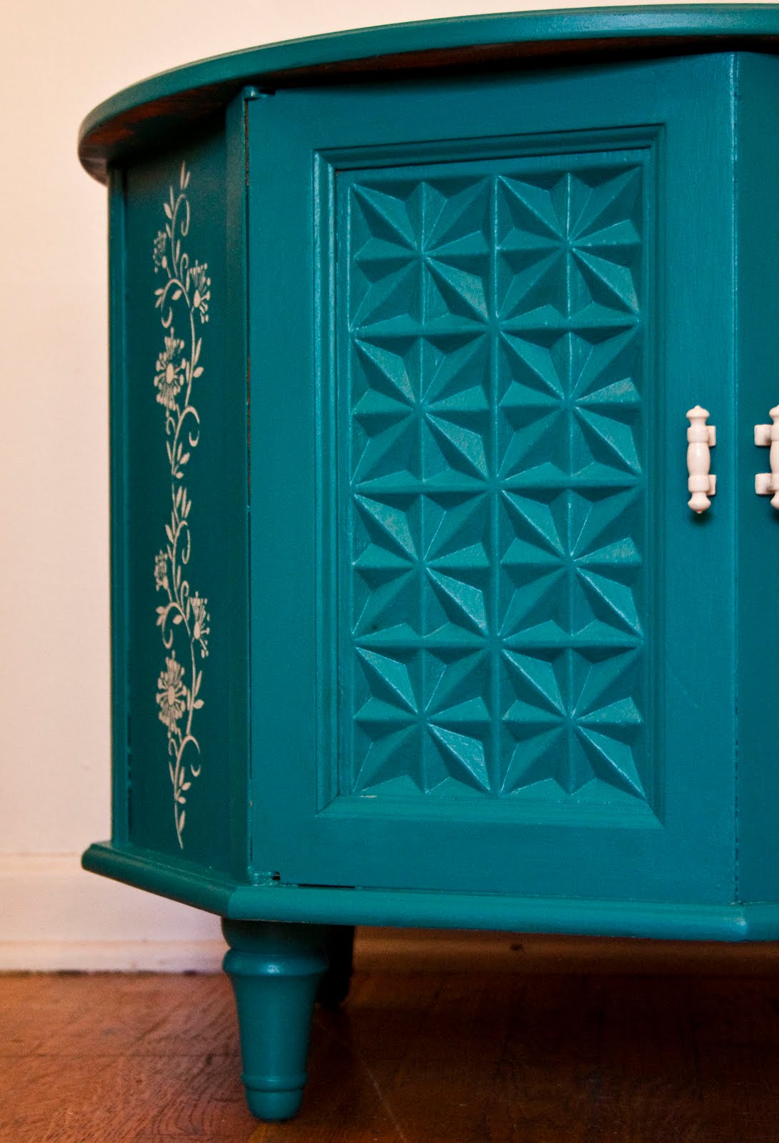 Modernly Shabby Chic Furniture: Retro Turquoise End Table