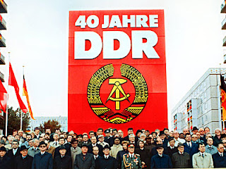 Sandlander: Yonder lies duh castle of my fuddah