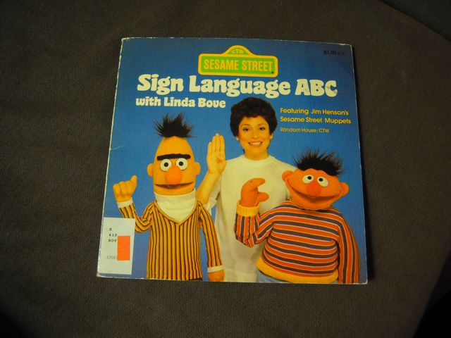 手話の道 On Our Signing Way: Sign Language ABC - a Sesame Street book