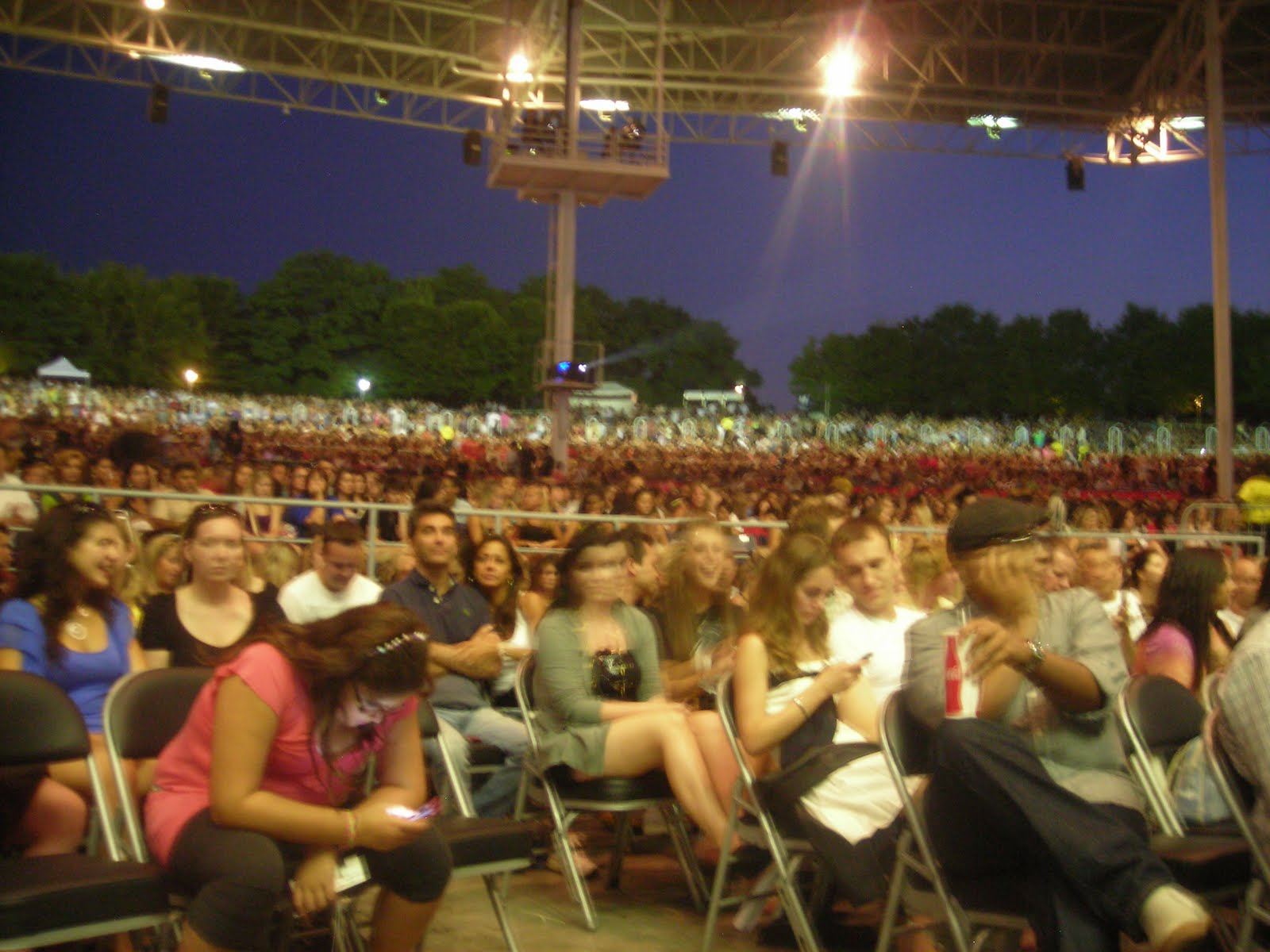 Lindsay's Music Musings: Rihanna /w Ke$ha, August 5, 2010, Molson ...