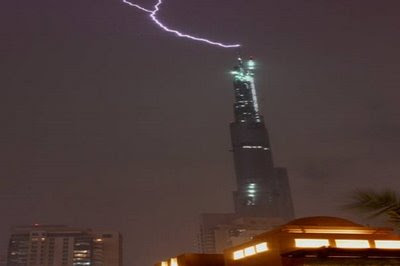 Burj Dubai lightning strike video - Burj Khalifa (Burj Dubai) - World's ...