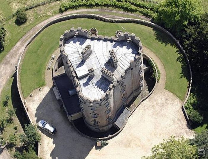 Nicolas Cage sells this castle to pay bills - 19 Pics | Curious, Funny ...