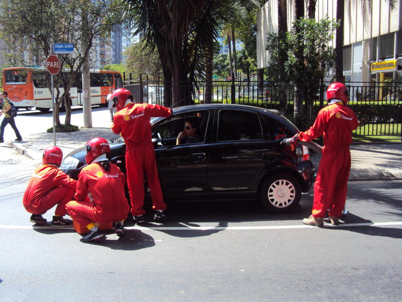 DESIGN INFORMA: Biruta leva Pit Stop Shell para as ruas de São Paulo