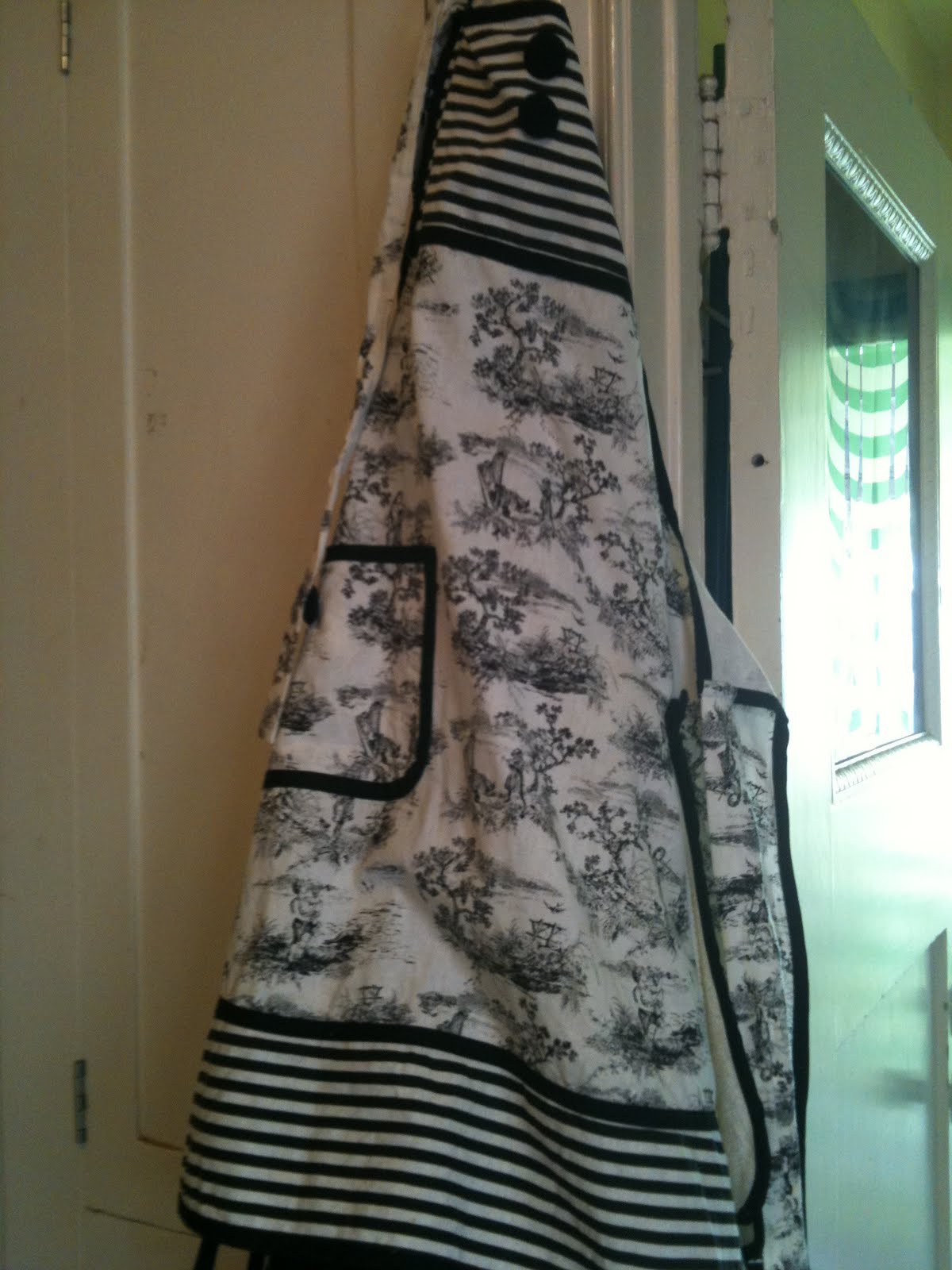 The Apron | dine & devour