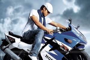 World News Blog: Featured Varudu Movie Review