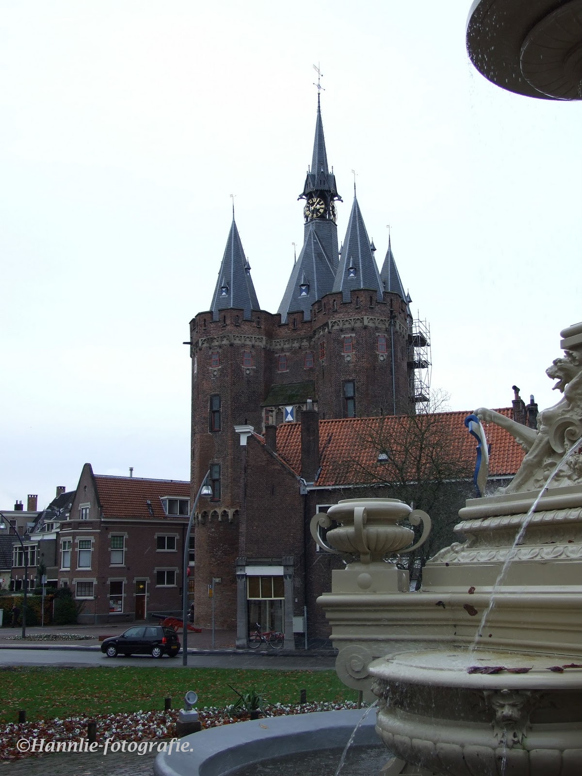 hannlie-fotografie: Zwolle, Sassenpoort en fontein van Nahuysplein.
