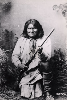 Tribus de America: GERONIMO HOLDING RIFLE 1884- GERONIMO SOSTENIENDO UN ...