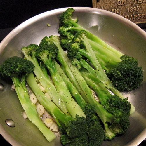 Fishtails and Pearls: Baked chicken breasts, garlic broccoli and ...