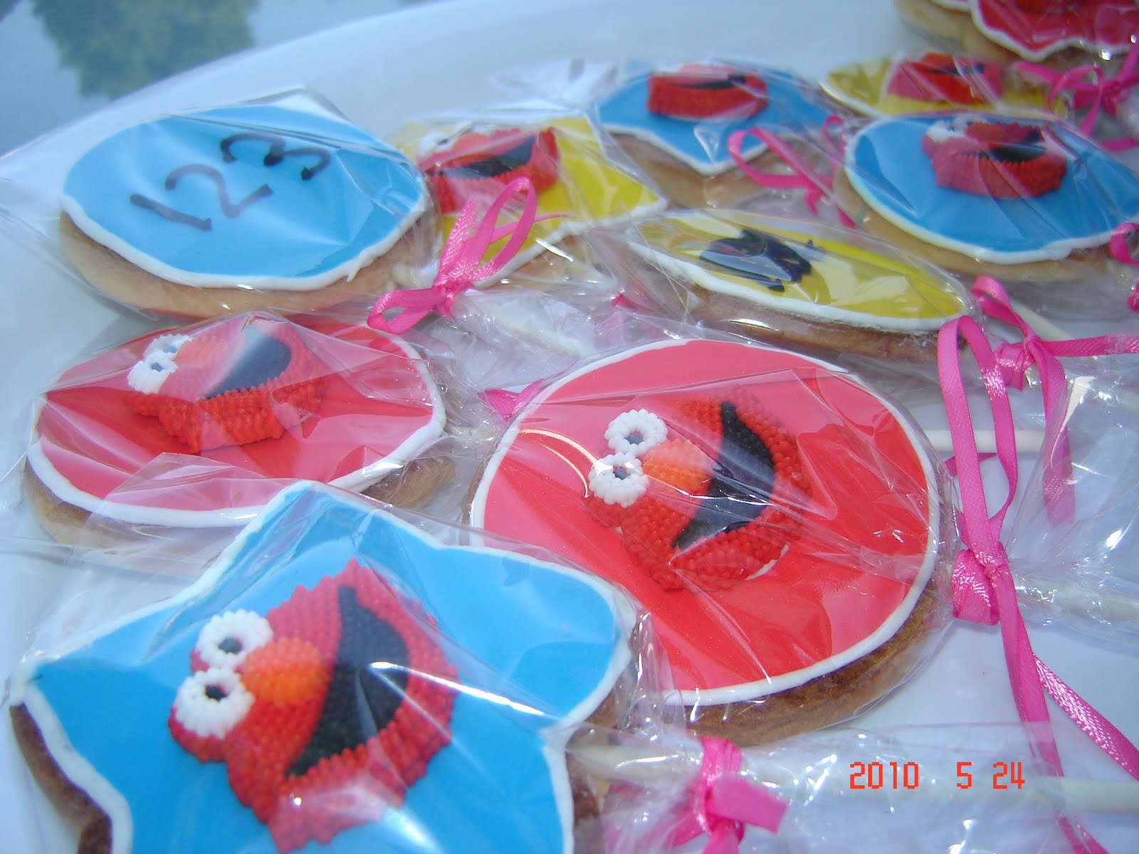 The Colorful Apron: Elmo Lollipops