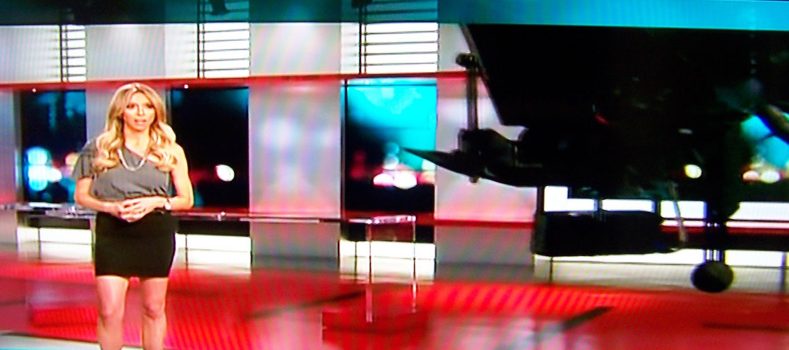 talkmedia: E! Entertainment's E! News now One Hour with a new studio set.
