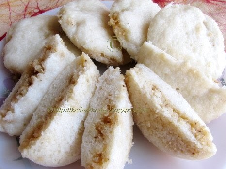 Kitchene Kichukhonn : Bhapa Pithe / Coconut Stuffed Sweet Idlis