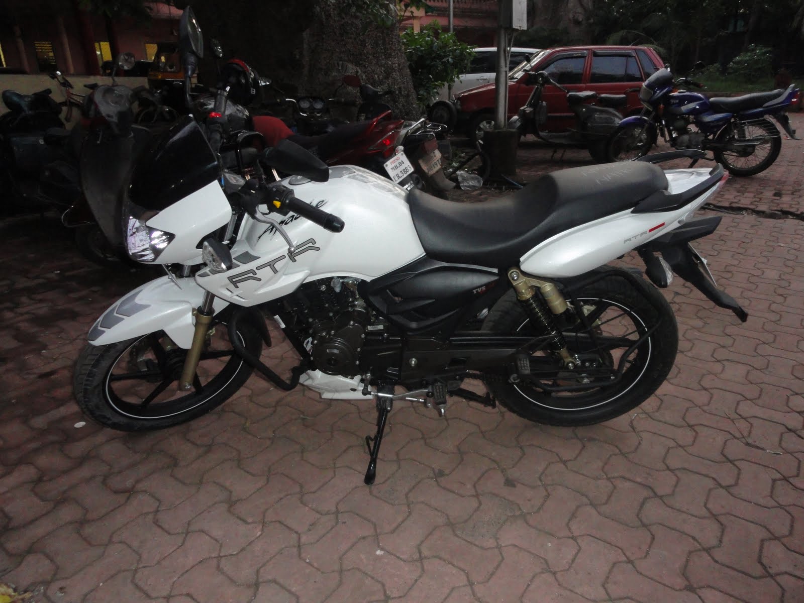 Apache Rtr 180 White Wallpapers