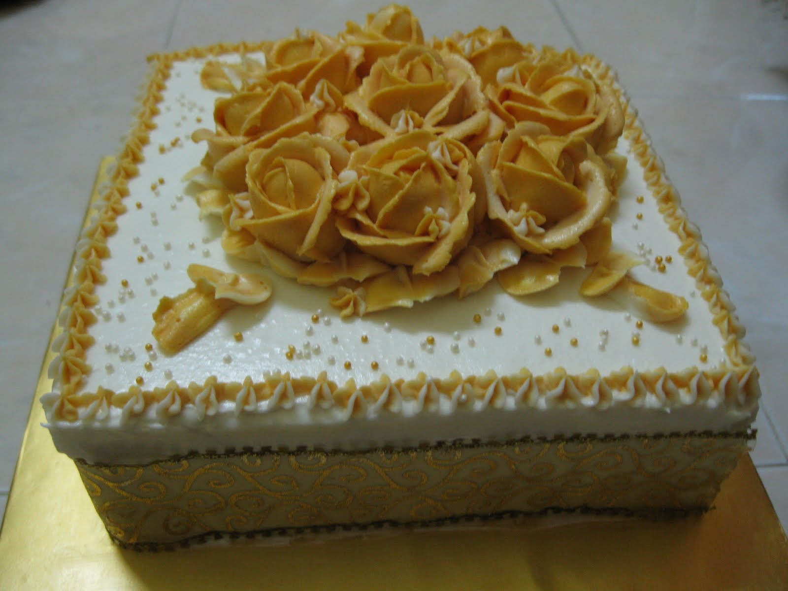 Dapur Miniku: Kek 3 Tingkat - bertemakan warna gold juga...