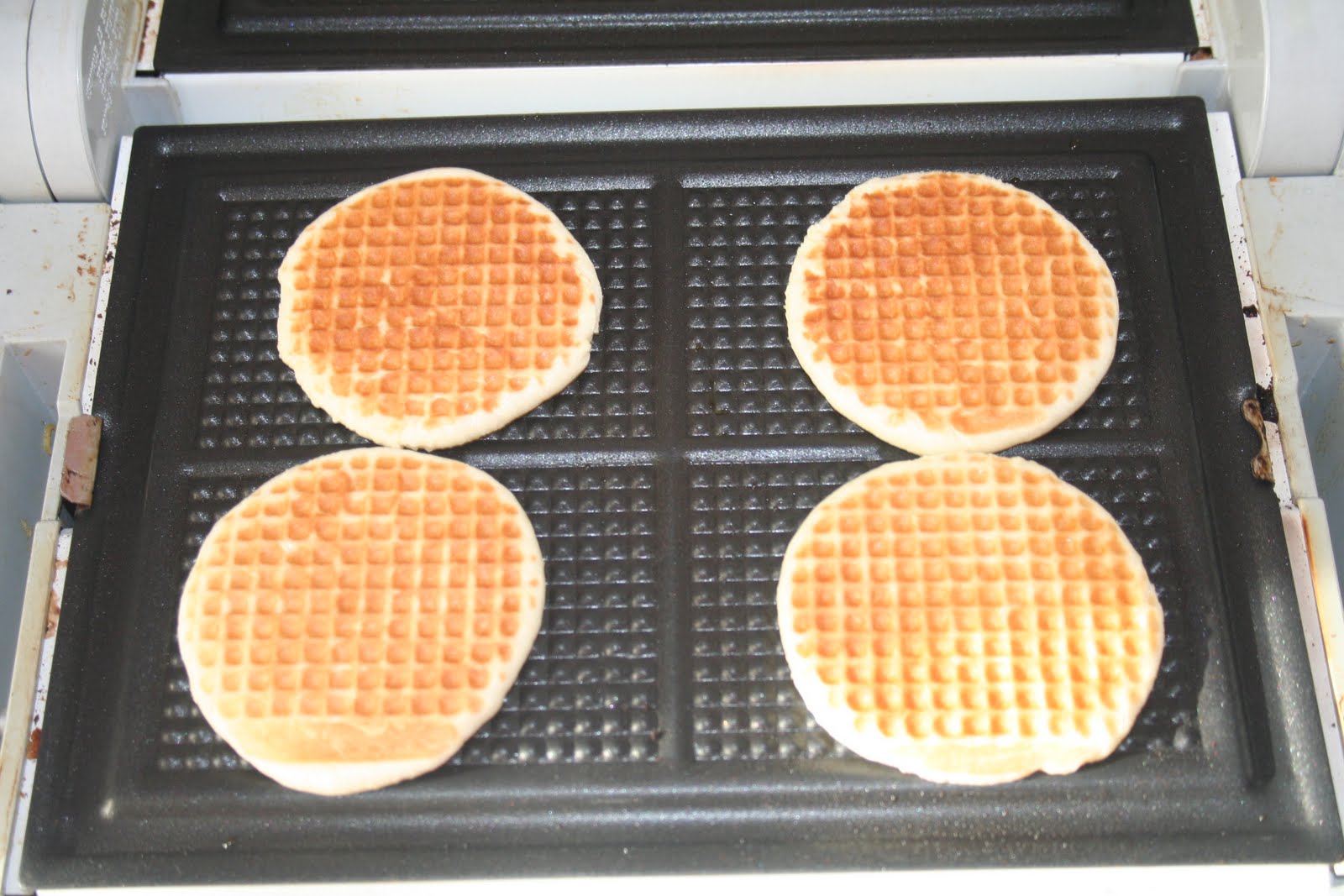 Gaufrier petites gaufres – Table de cuisine