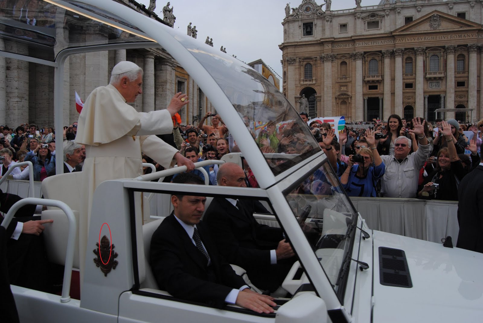 Orbis Catholicus Secundus: Better Tiara Than Mitre on Papal Coat-of ...