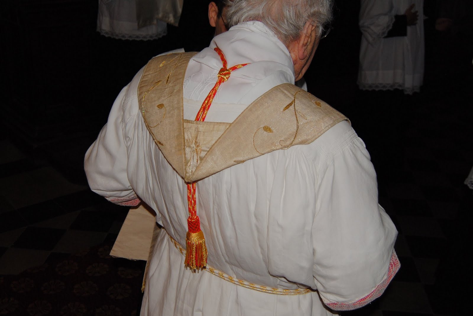 Orbis Catholicus Secundus: How to Wear a Stole Under a Roman Chasuble