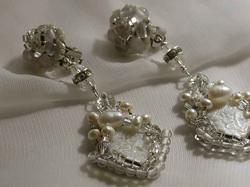 Deianeira's jewellery: Cercei mireasa- camee sidef, perle, cristale ...