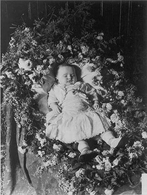 Parent with their dead children (Scary dean children photographs)