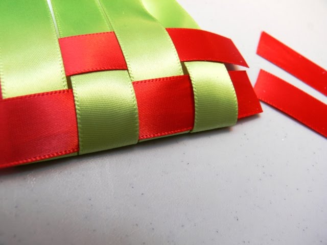 [Frame Fanatic]: [How-To Tuesday: Ribbon Weaving]