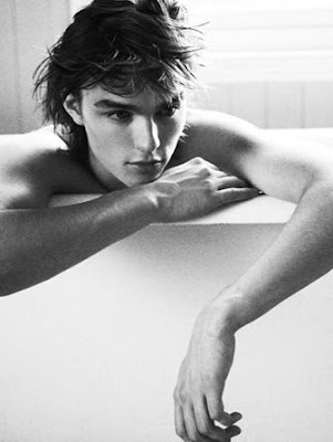 Here's some photographs of Nicholas Hoult and Mitch Hewer【skins吧】_百度贴吧