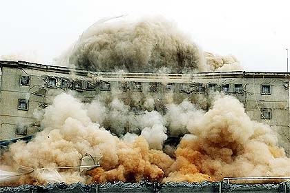 Como Funciona a Implosão de um Edifício?