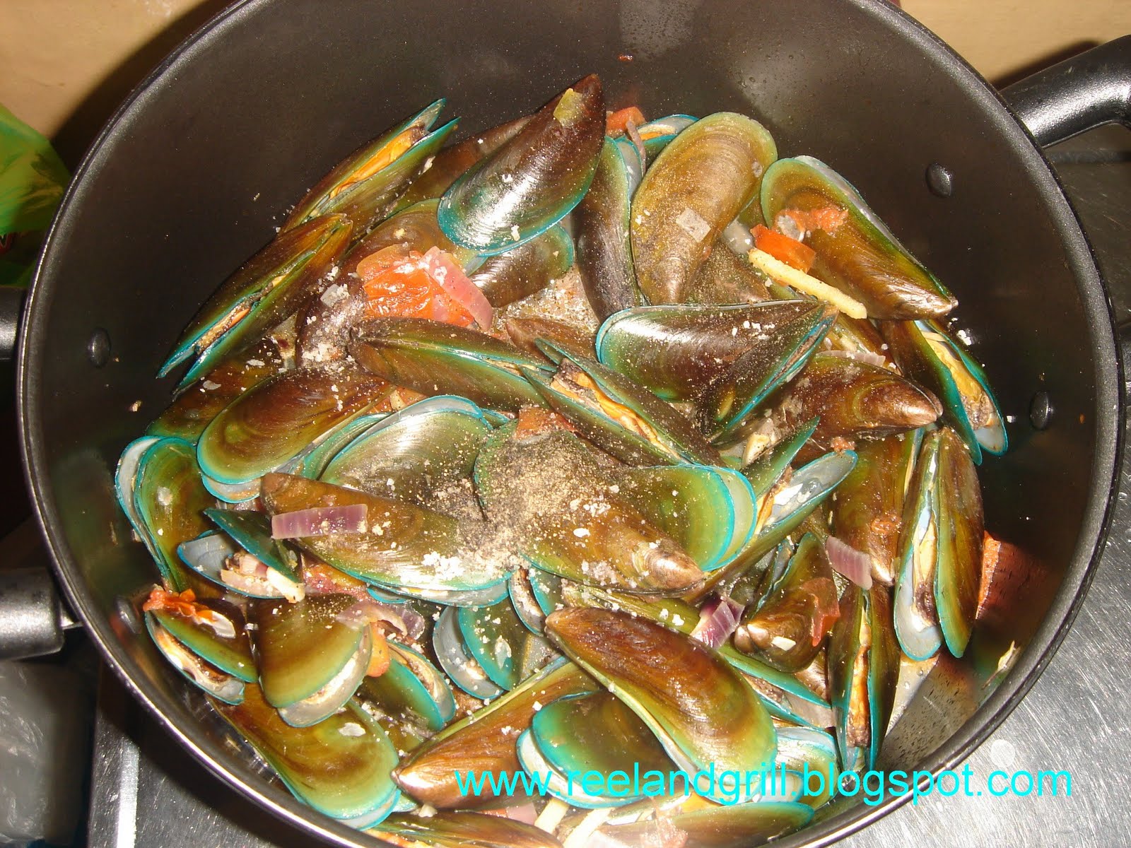 Reel and Grill: Ginisang Tahong (Sauteed Asian Green Mussels)