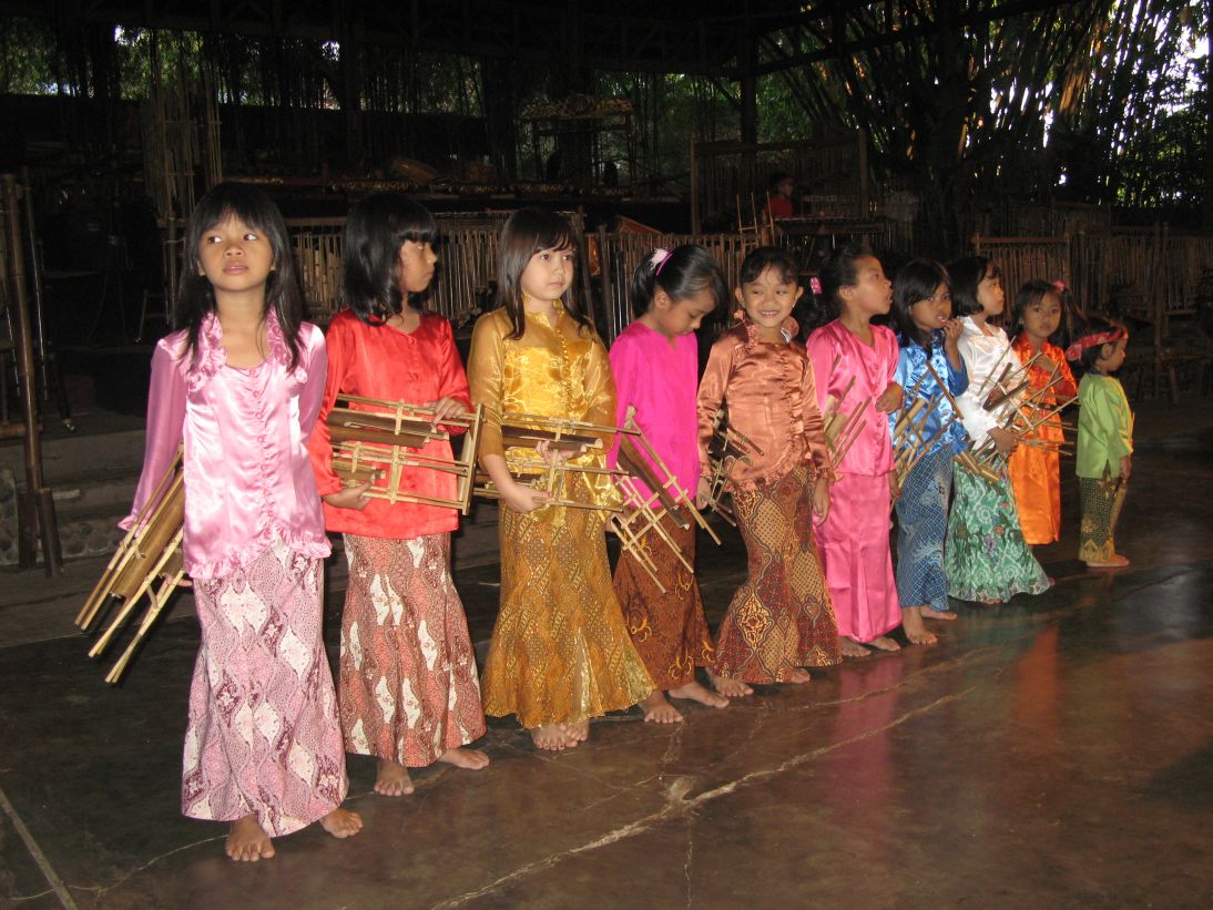 contoh batik: CONTOH BATIK DAN KEBAYA BUAT BIKIN BAJU ABANG NONE