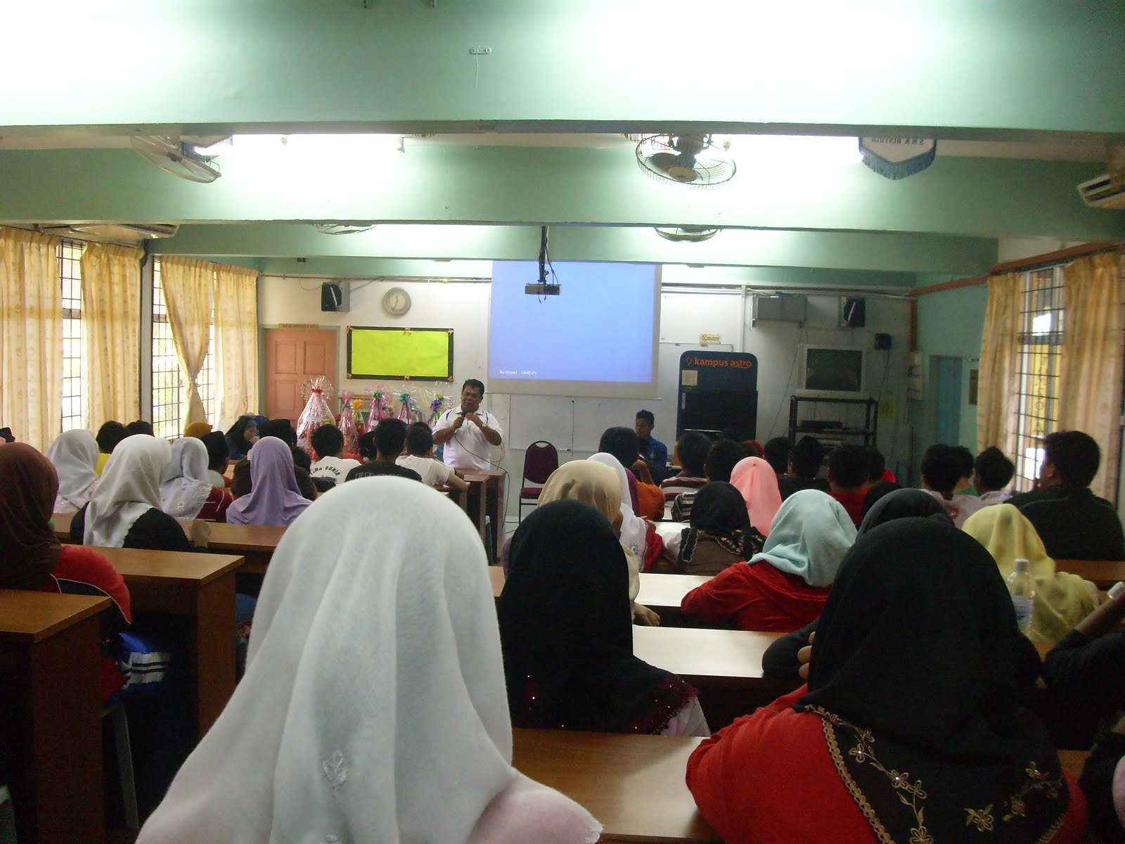 Aku Seorang Islamis: Wangian Islam Mekar di SMK Lake, Bau