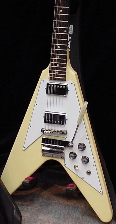 Productos Nuevos: FRFV300 GUITARRA ELECTRICA FLYING V COLOR WH FREEMAN