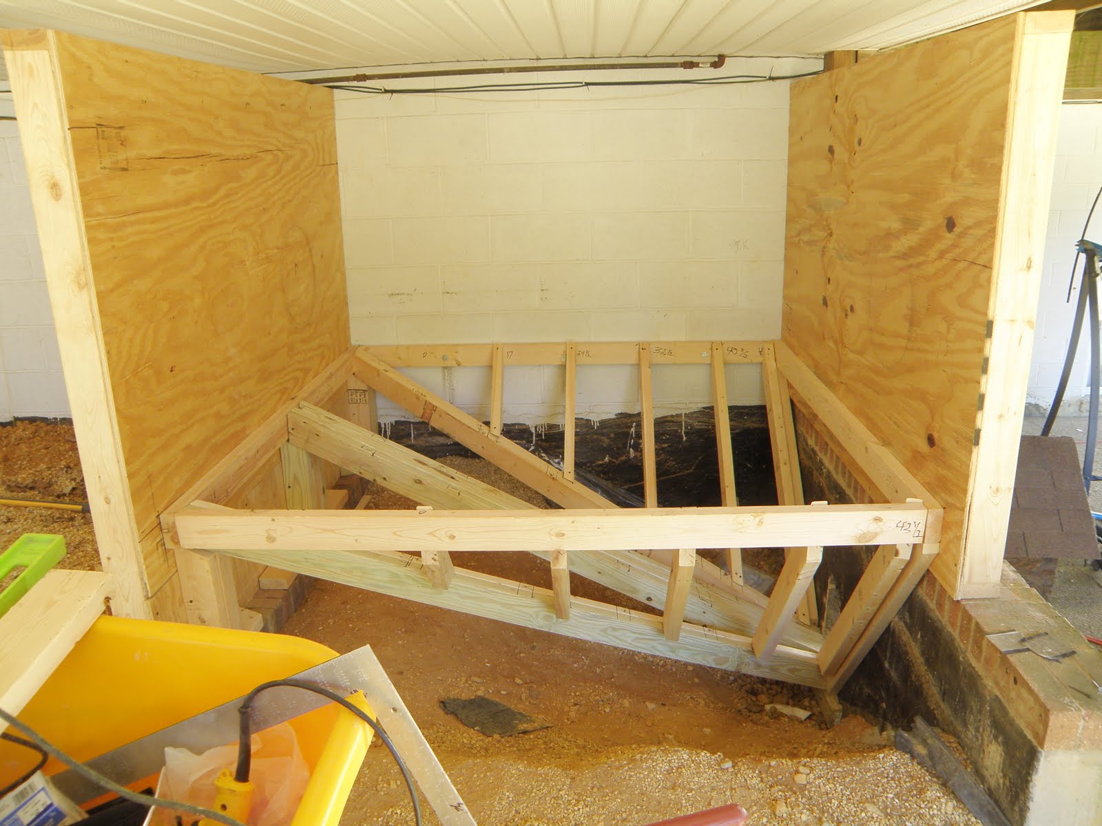 Two Old Crows: Gravity fed hopper for pellets