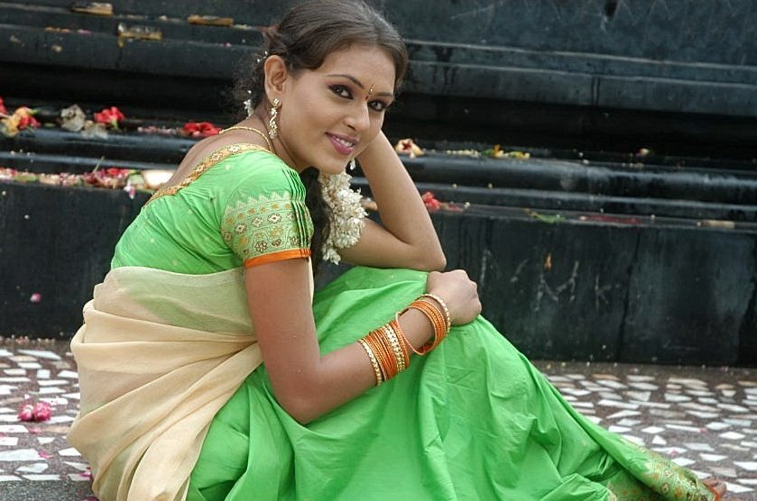 beautiesinsarees: South Indian Actress in Half Saree