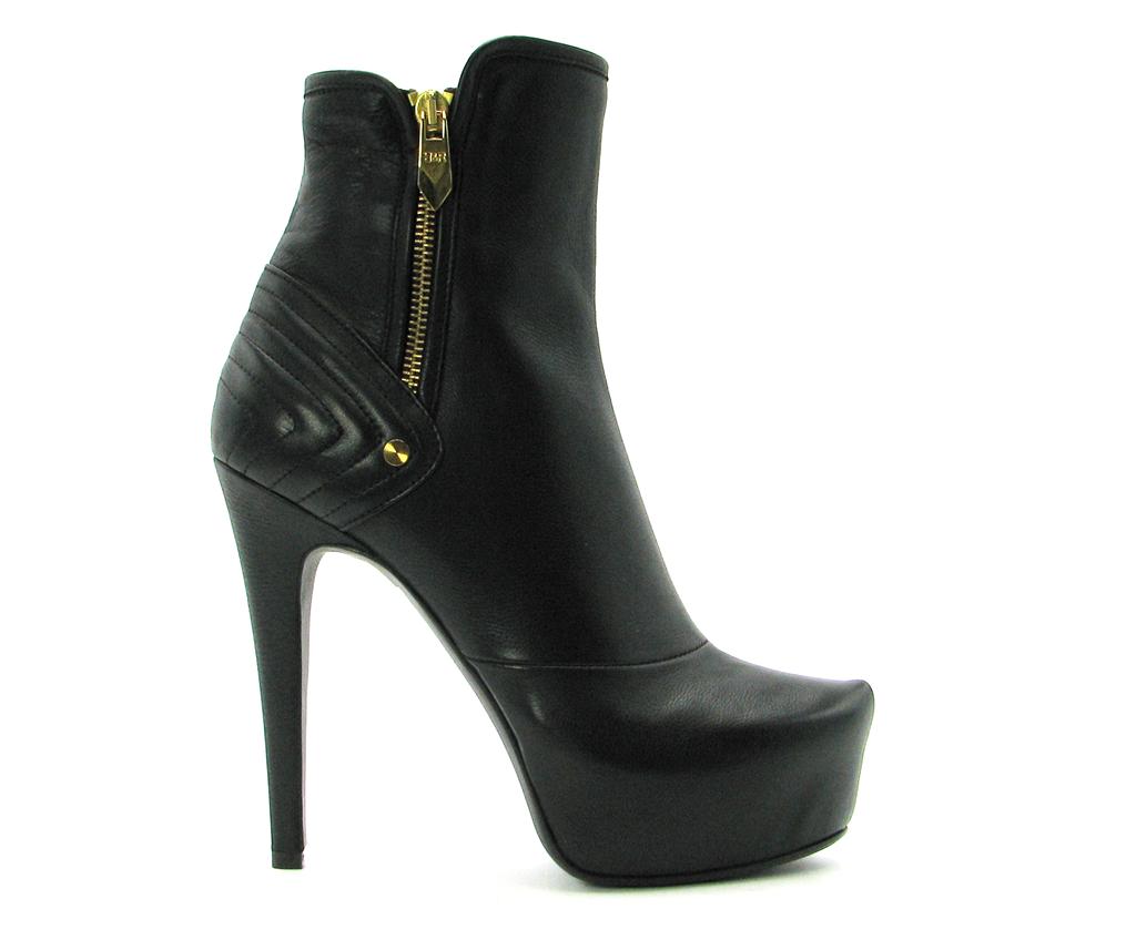 RUNAWAY: SHOES MAKE ME HAPPY 27