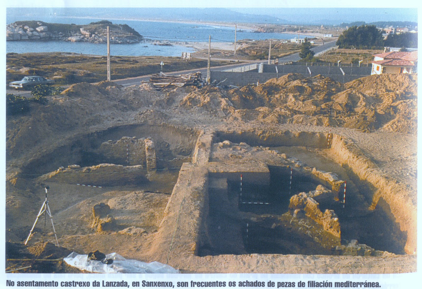 Ó CHEGAR Á ROTONDA... Á ESQUERDA.: A CAPELA DA LANZADA