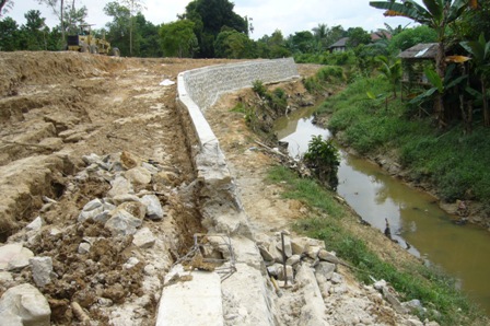 Bronjong Sungai Bengaris Ambrol - Mardedi Andalus