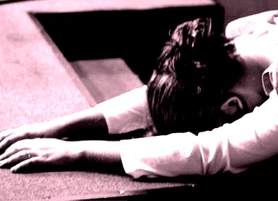 Mulheres Orando: Prostrada aos Pés de Jesus