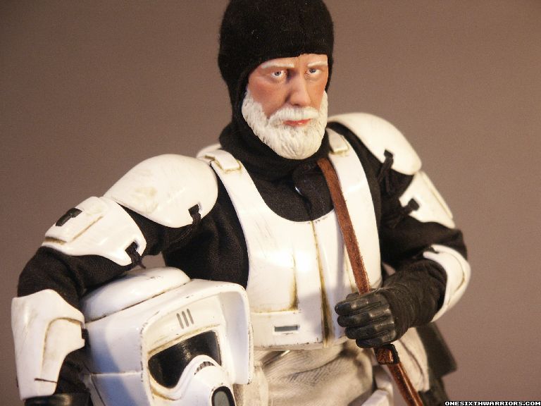 Nik Sant caracterizado en un biker scout