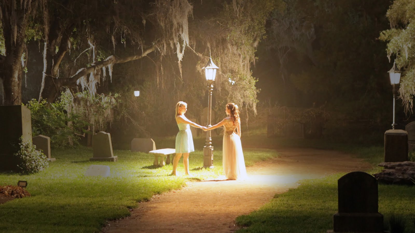 aboutnicigiri: Sookie Stackhouse and Claudine Crane